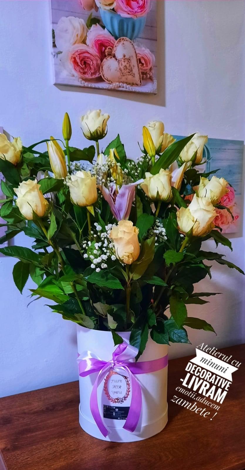 ARANJAMENT TRANDAFIRI SI CRINI - Florarie Online Brasov |Atelierul cu Minuni Decorative