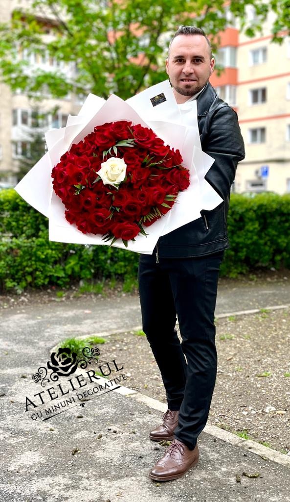 BUCHETE TRANDAFIRI ROSII - Florarie Online Brasov | Atelierul cu Minuni Decorative